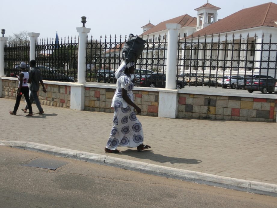 “SNAP GHANA～頭上で荷物を運ぶ女性達” – – フジとライカとラジオミールの進路相談 – 『老いてはライカに従え』『可愛い時計には旅 ...