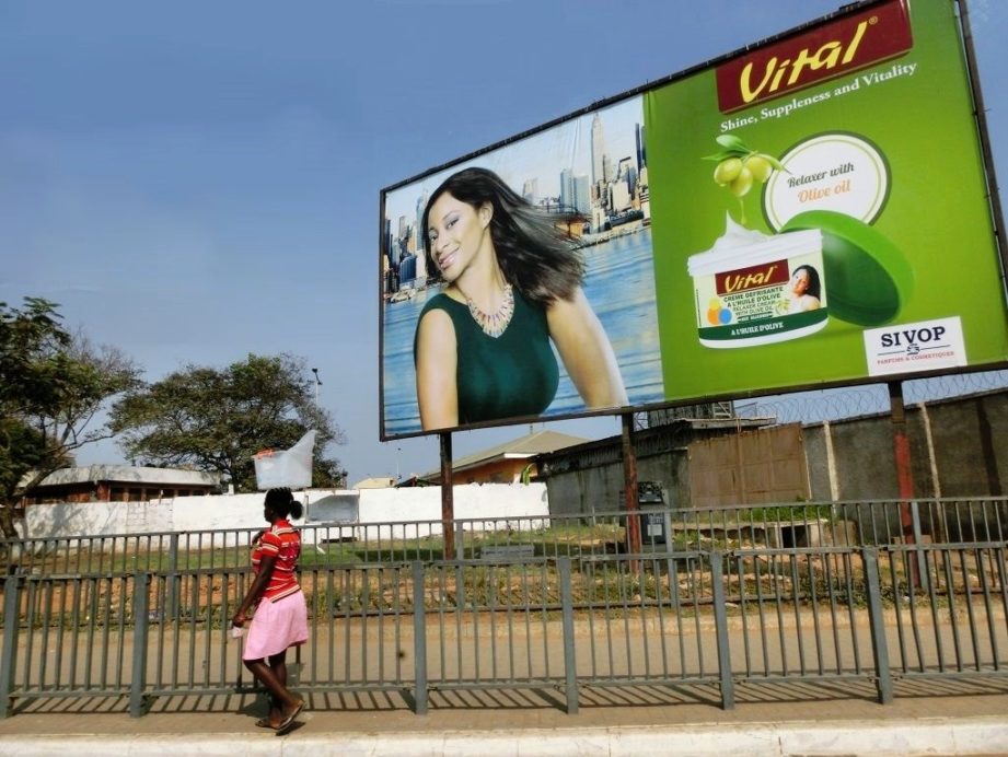 “SNAP GHANA～頭上で荷物を運ぶ女性達” – – フジとライカとラジオミールの進路相談 – 『老いてはライカに従え』『可愛い時計には旅 ...