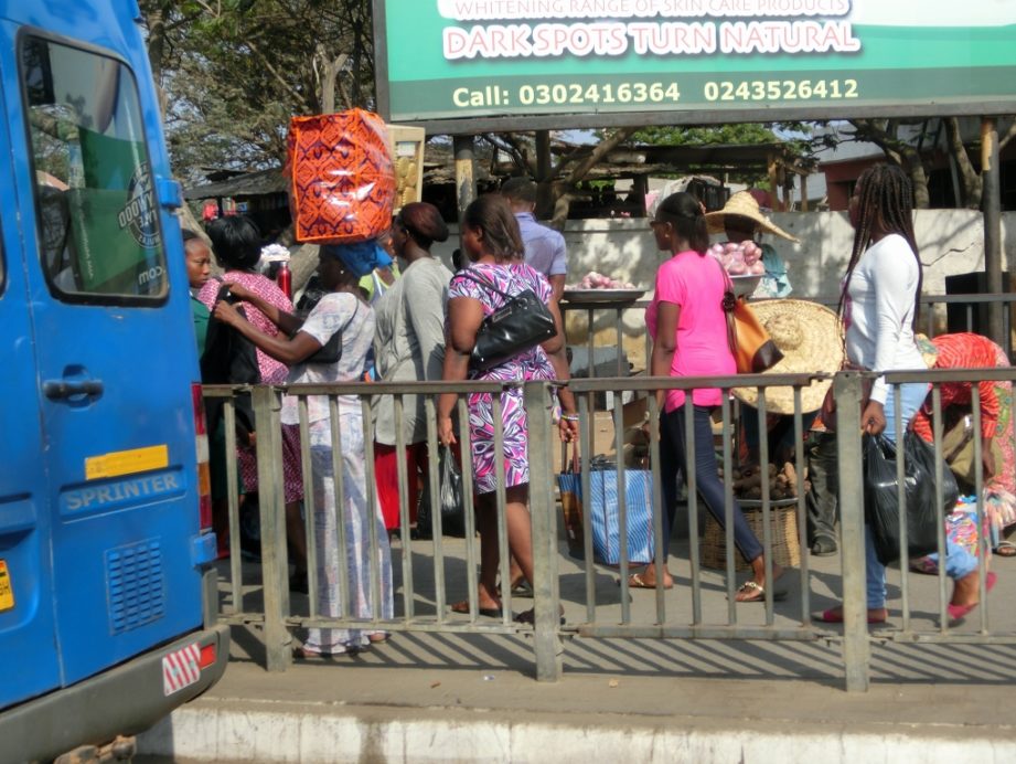 “SNAP GHANA～頭上で荷物を運ぶ女性達” – – フジとライカとラジオミールの進路相談 – 『老いてはライカに従え』『可愛い時計には旅 ...