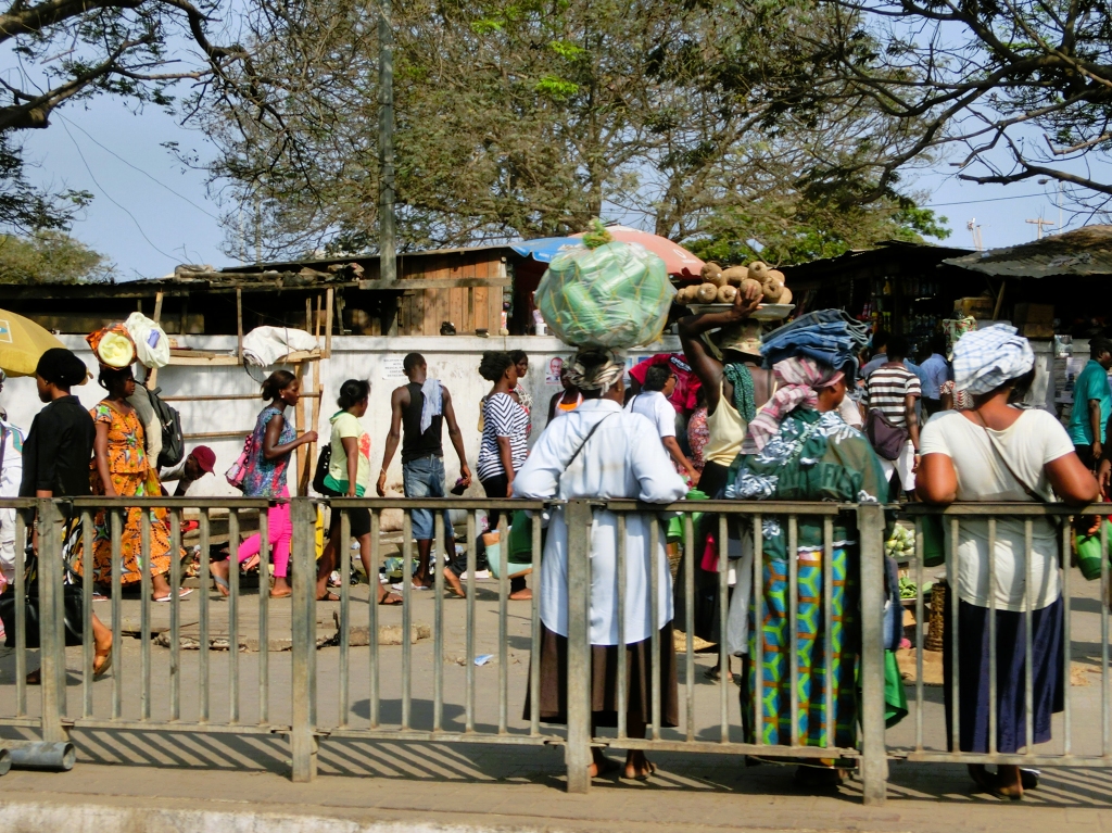 “SNAP GHANA～頭上で荷物を運ぶ女性達” – – フジとライカとラジオミールの進路相談 – 『老いてはライカに従え』『可愛い時計には旅 ...